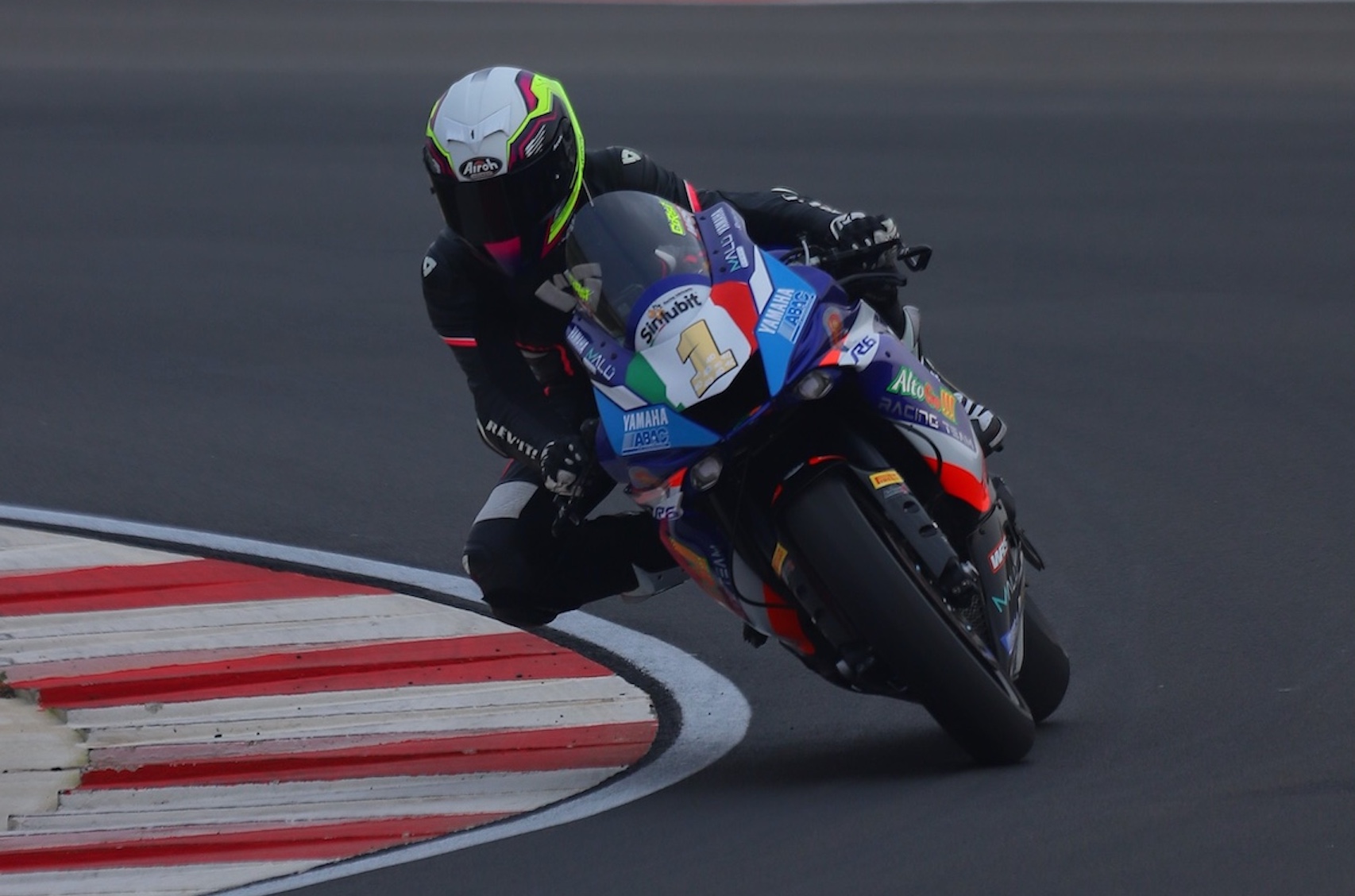 Moi, Giulia, j’ai essayé la championne italienne Yamaha R6 de l’équipe ...