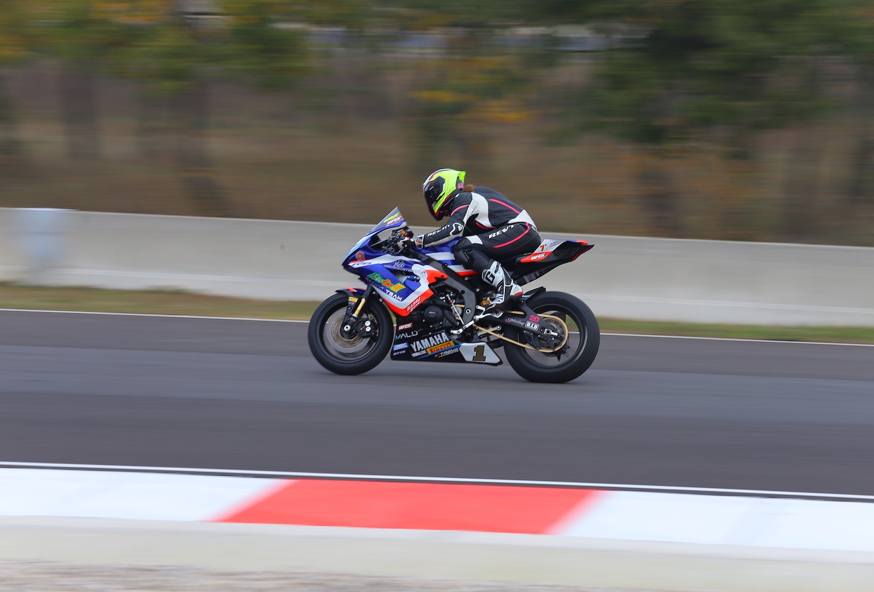 Moi, Giulia, j’ai essayé la championne italienne Yamaha R6 de l’équipe ...