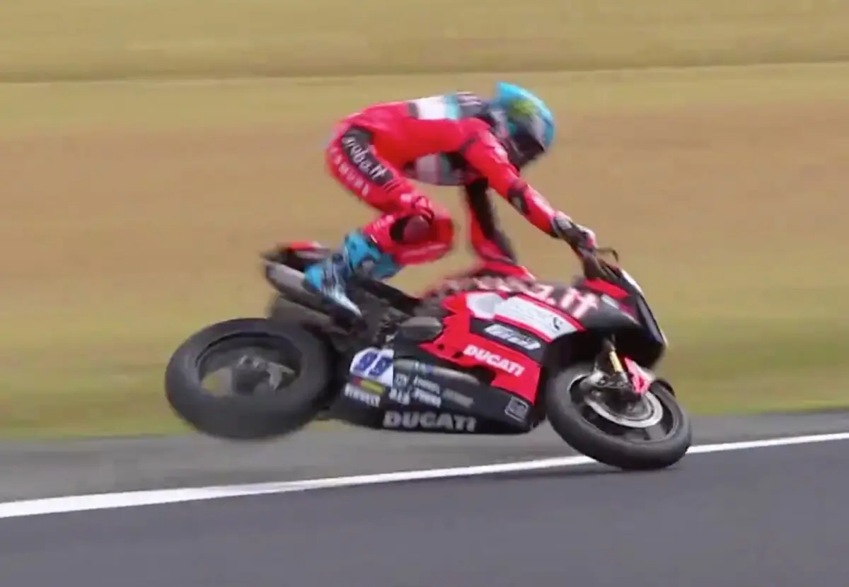 Supersport Phillip Island, Adrian Huertas pole record poi vola via ...