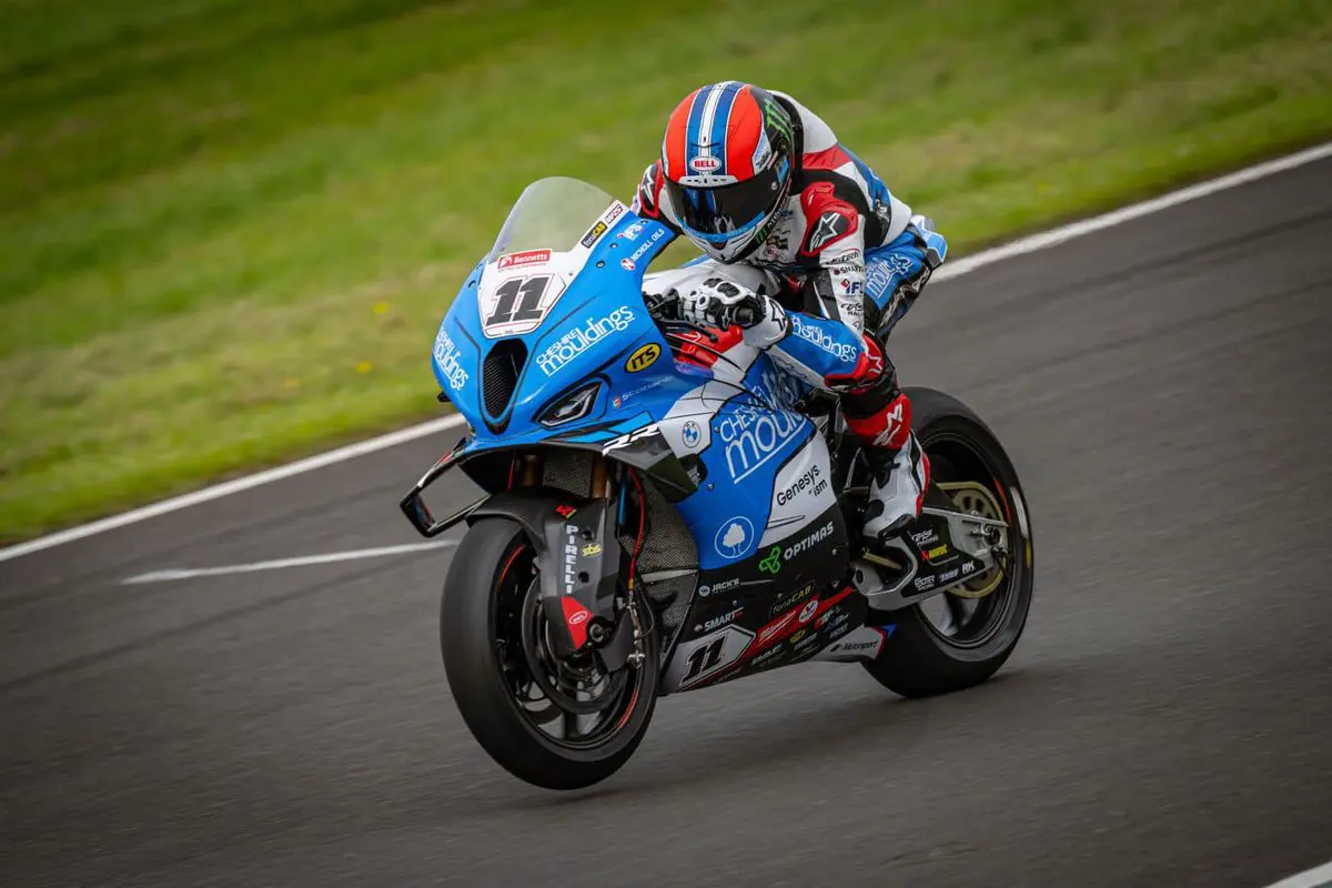 Team del BSB sur la piste de Knockhill : avec Rory Skinner - Pure GP Race