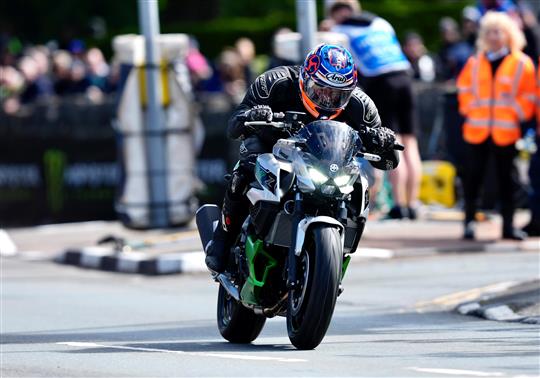 TT 2024，菲利普·麦卡伦 (Phillip McCallen) 首次驾驶混合动力川崎赛车 - Pure GP Race